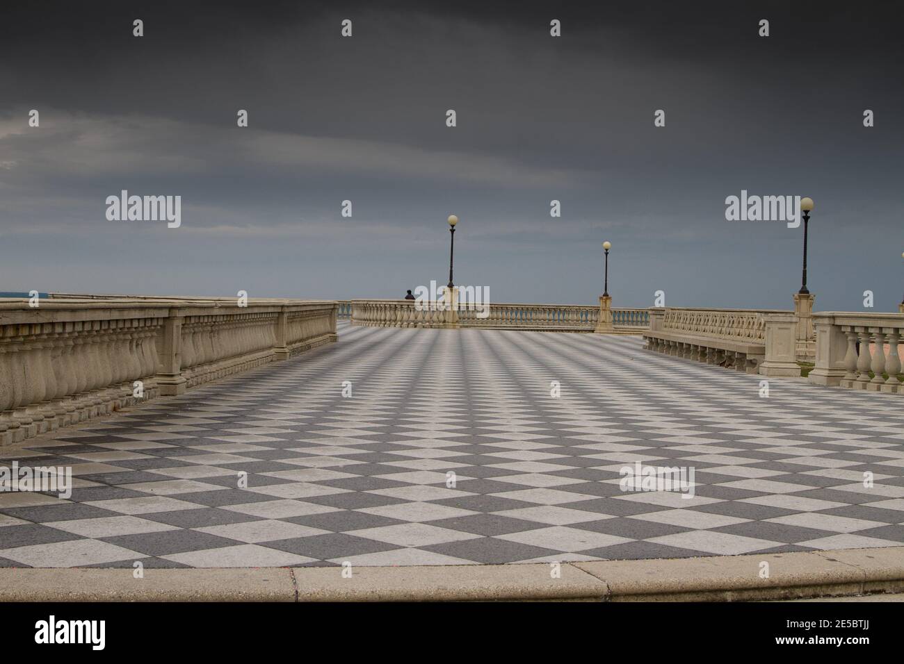Checkerboard walkway hi-res stock photography and images - Alamy