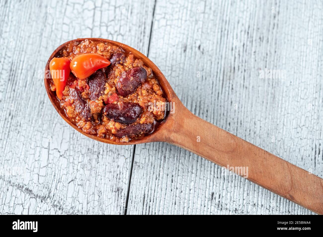 Wooden spoon of chili con carne close up Stock Photo - Alamy