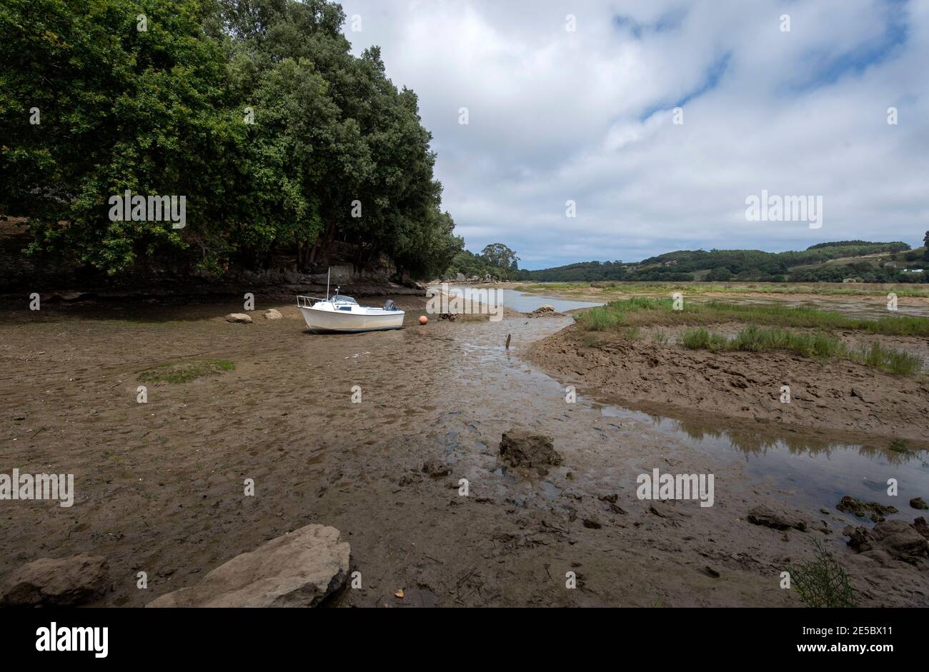 Boat run aground hi-res stock photography and images - Alamy
