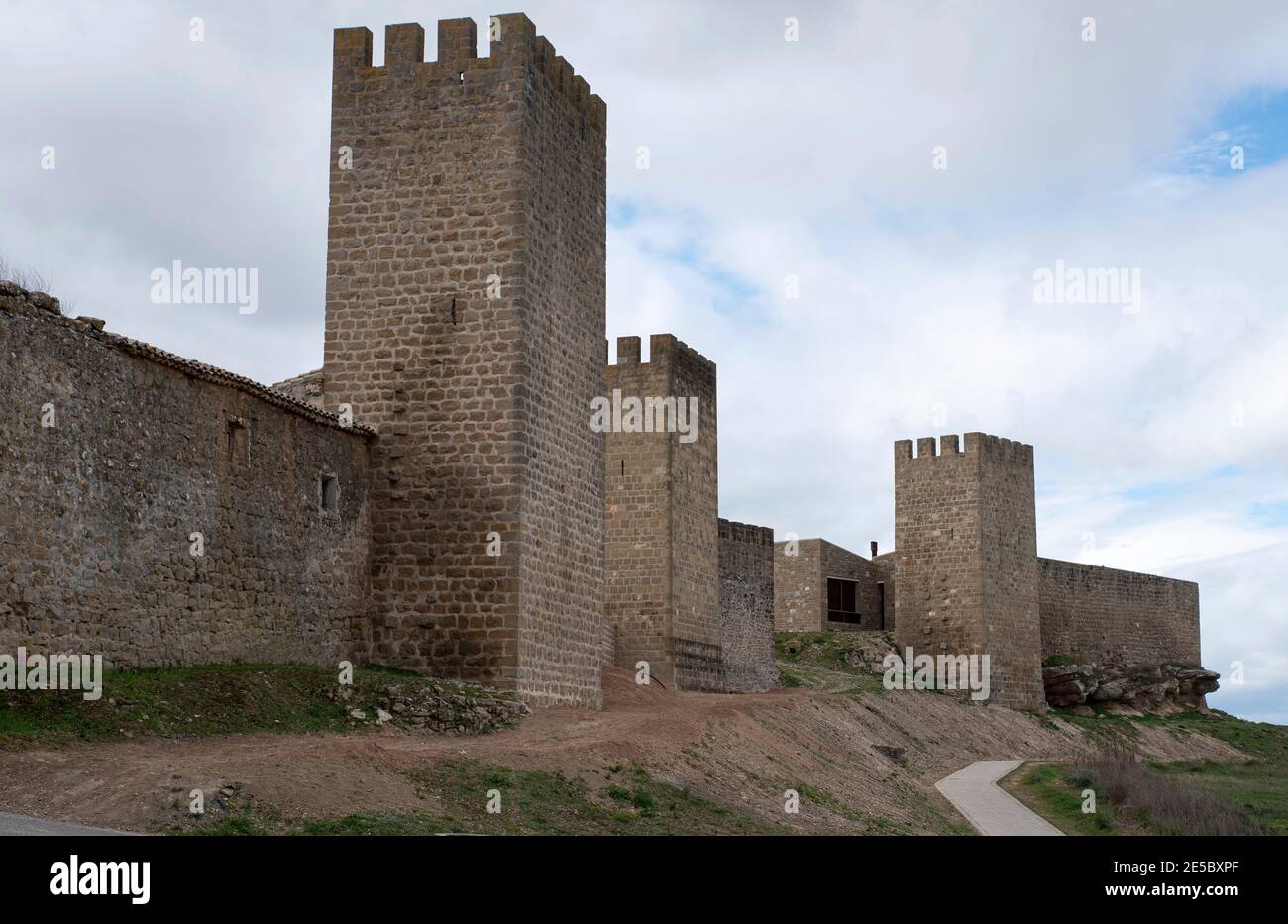 Medieval towers fortified walls hi-res stock photography and images - Alamy