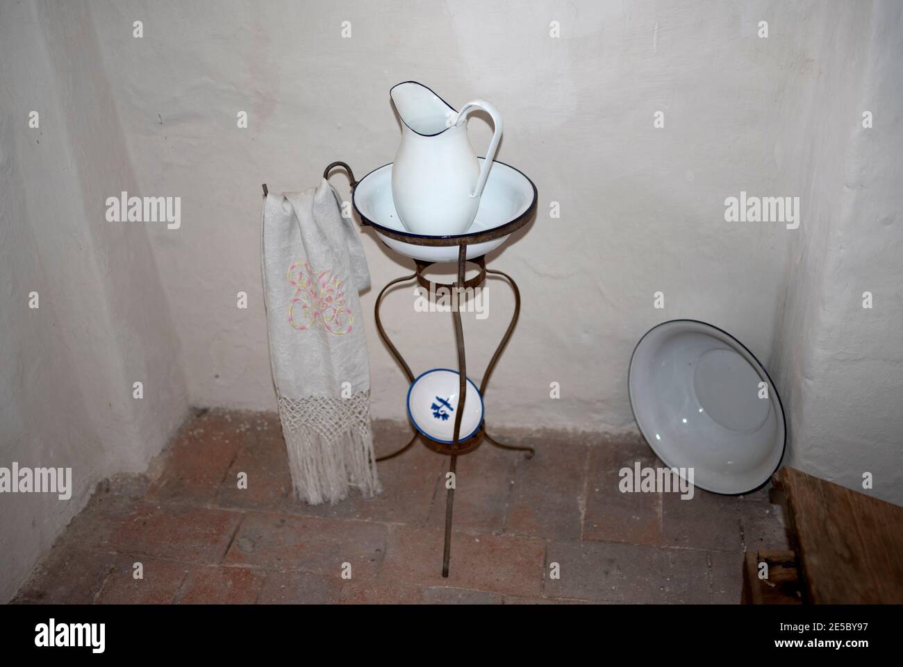 Medieval toilet hi-res stock photography and images - Alamy