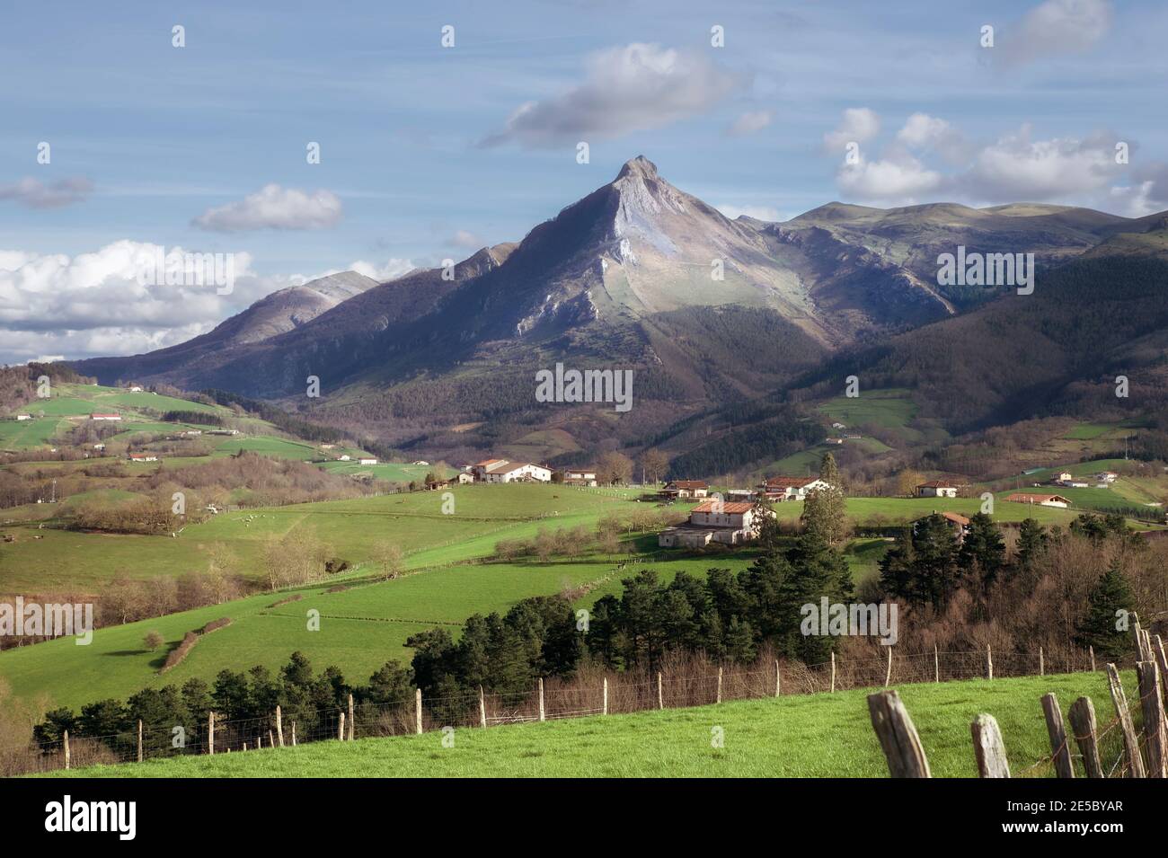 Mount txindoki hi-res stock photography and images - Alamy