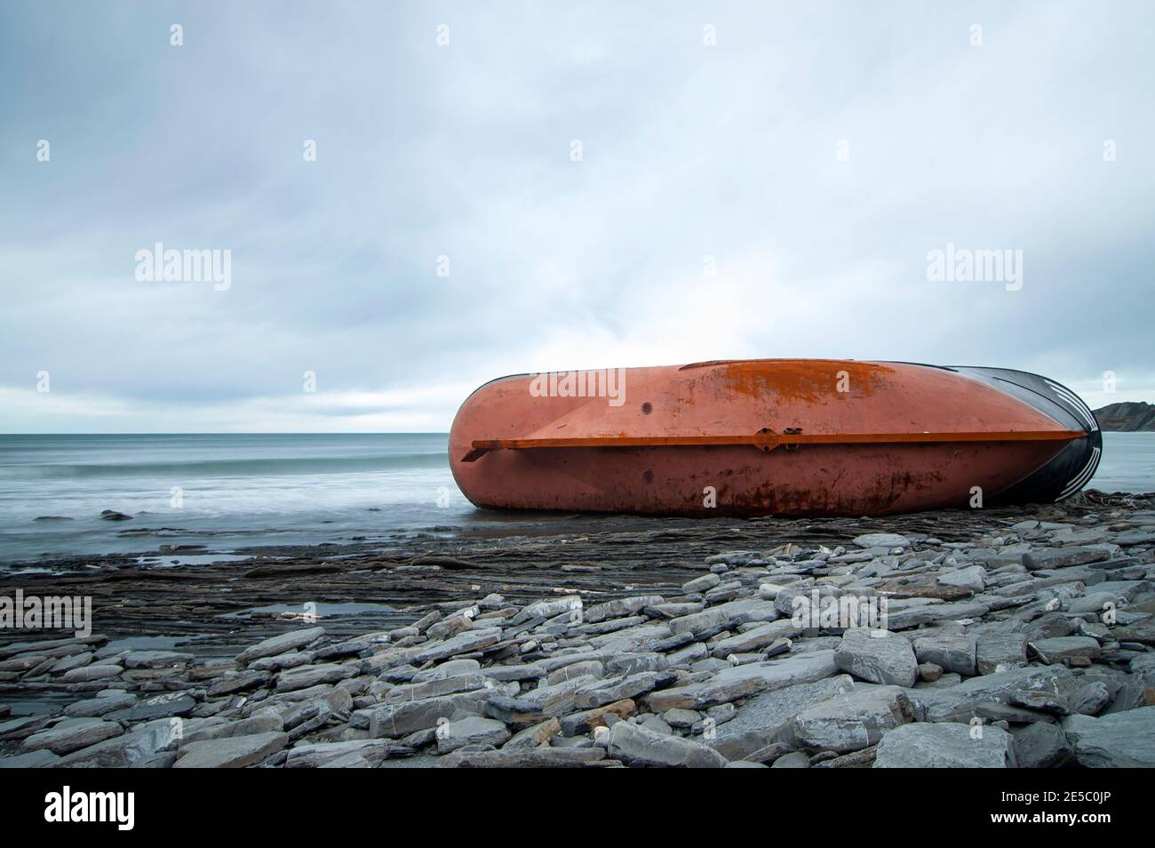 Shipwreck on the rocks of small boat Stock Photo - Alamy