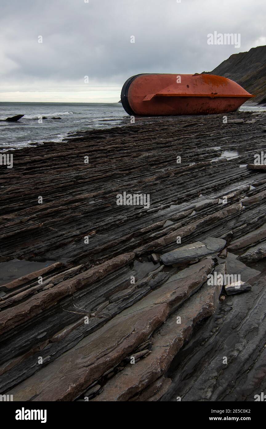 Shipwreck on the rocks of small boat Stock Photo - Alamy
