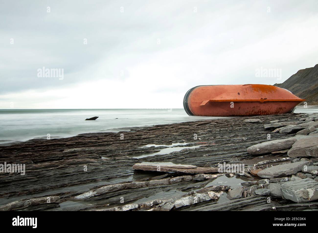 Shipwreck on the rocks of small boat Stock Photo - Alamy