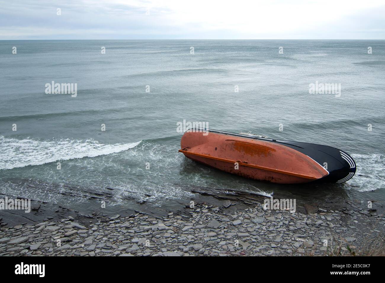 Shipwreck on the rocks of small boat Stock Photo - Alamy
