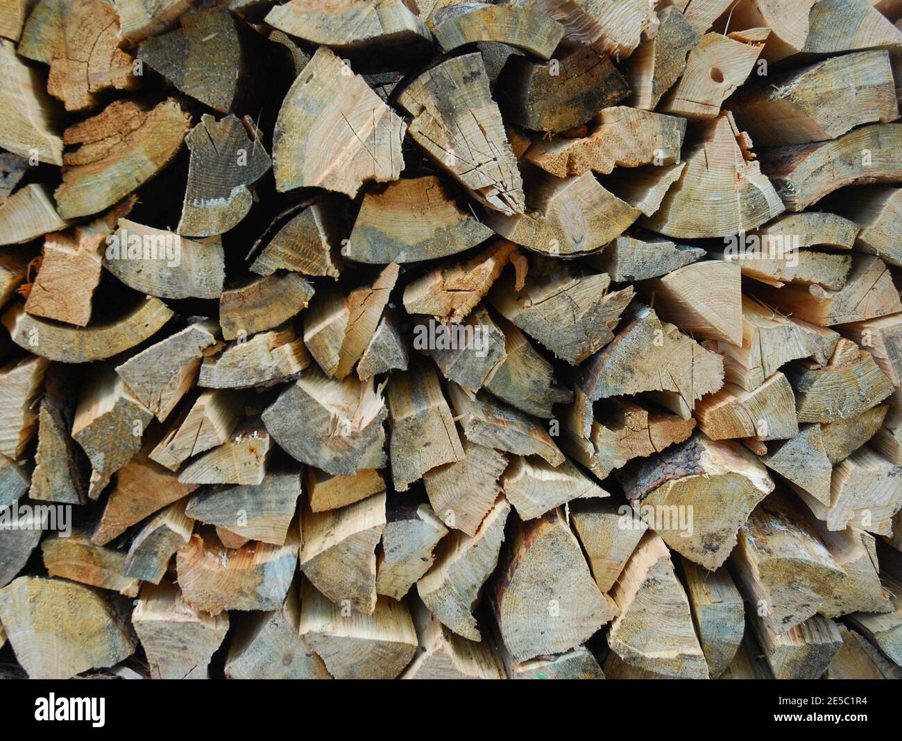 Front on view of pile of chopped split wood Stock Photo - Alamy