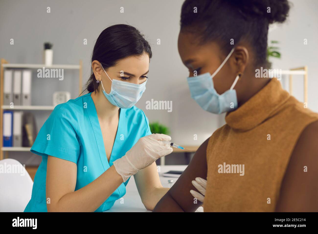 African nurse injection hi-res stock photography and images - Alamy