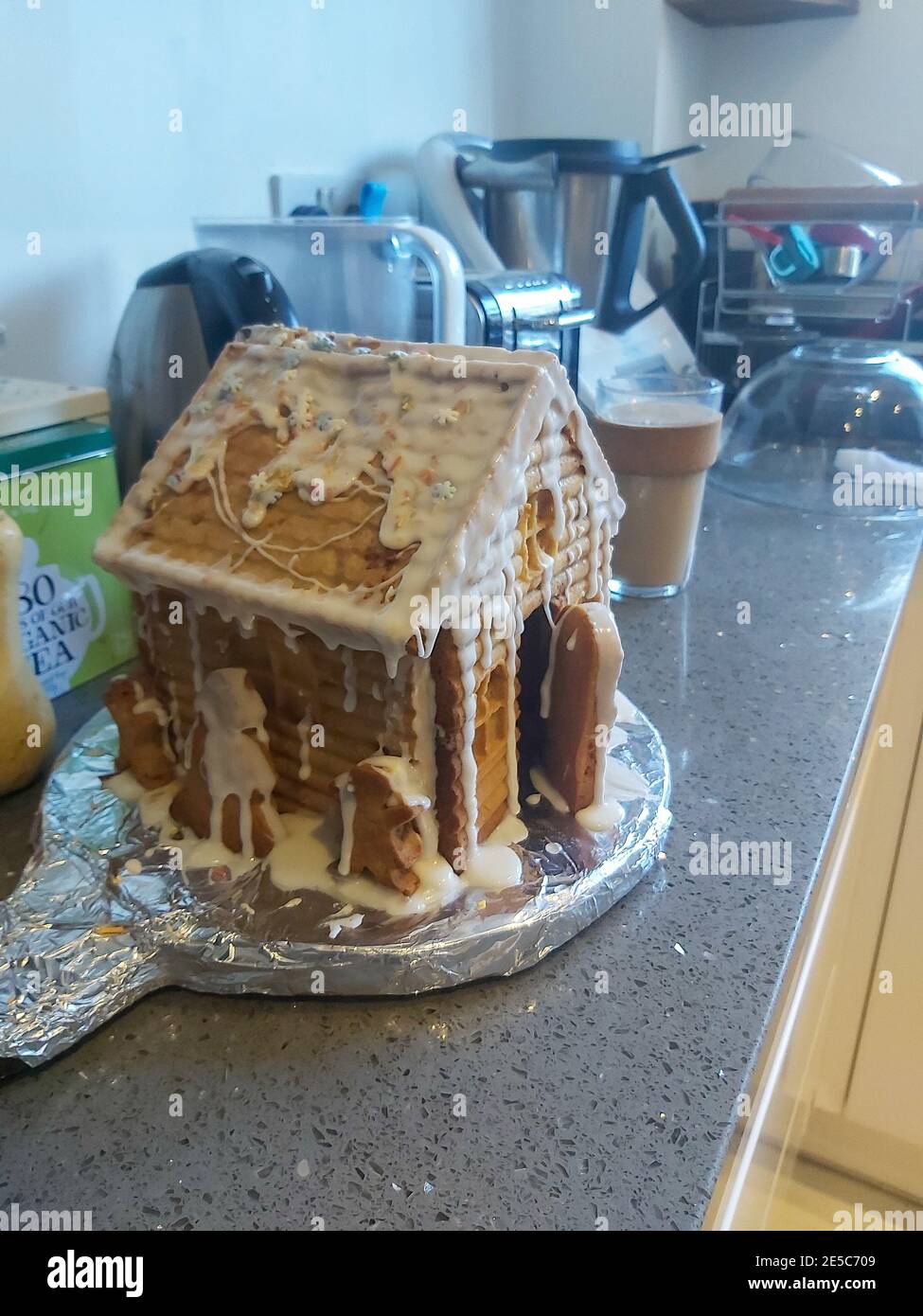 Snow icing on a gingerbread house Stock Photo - Alamy