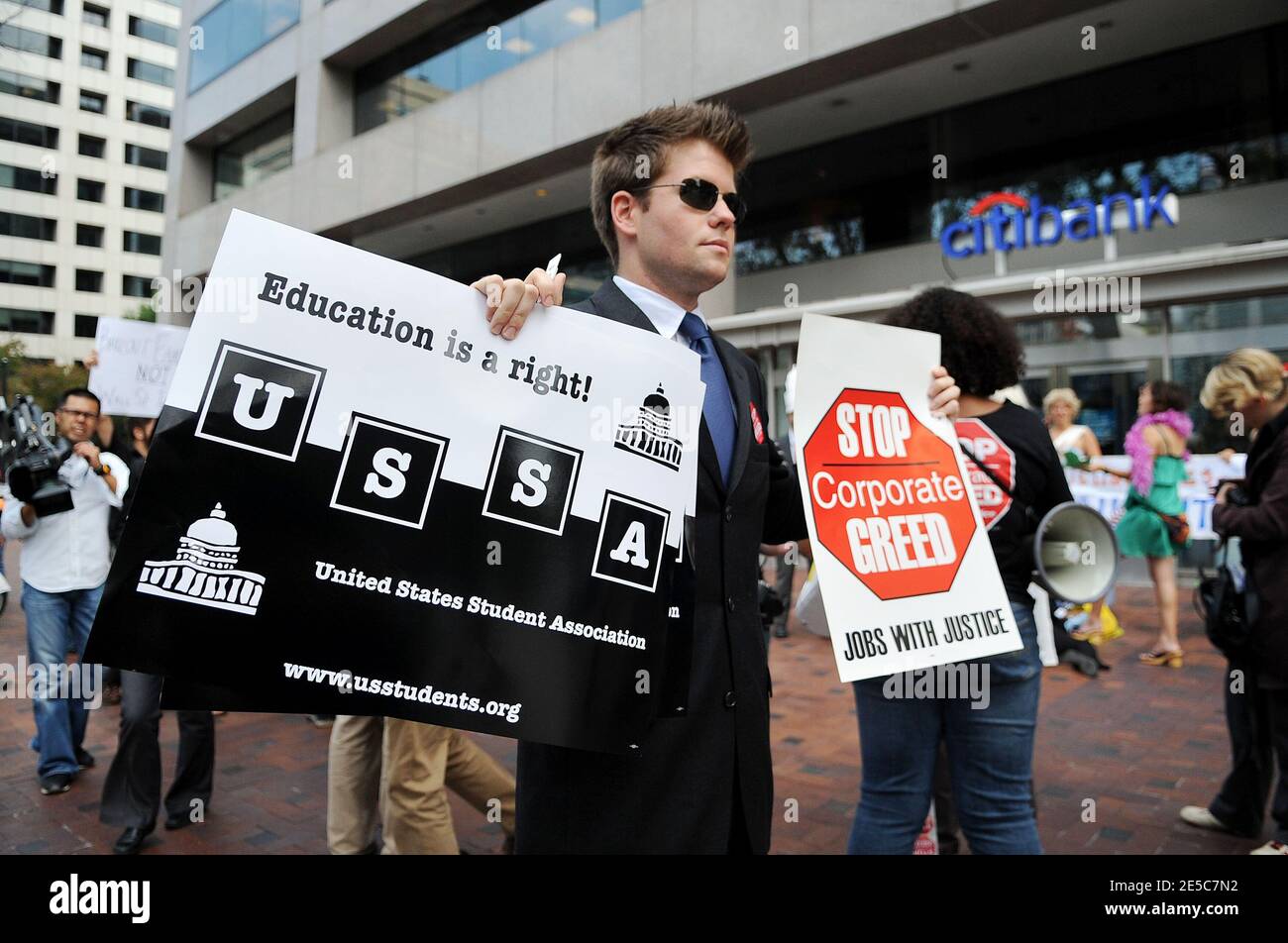 American citizens protest against the financial crisis and the $700 ...