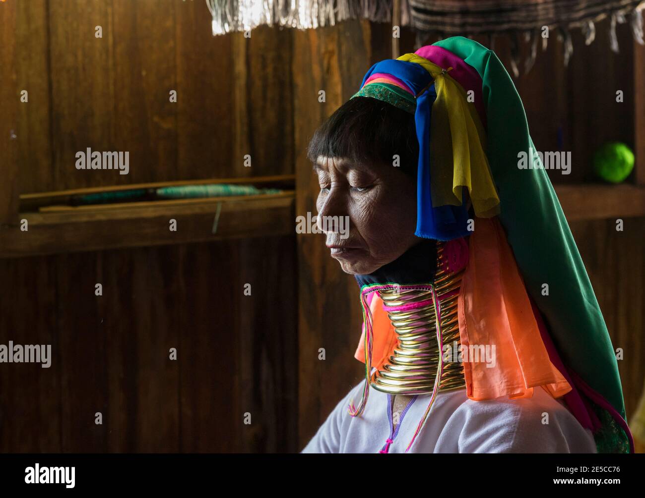 Senior Burmese woman from Kayan tribe working at textile worksho Stock ...