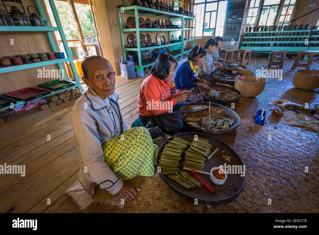 Burmese women making Burmese cigars at cheroot cigar making work Stock ...