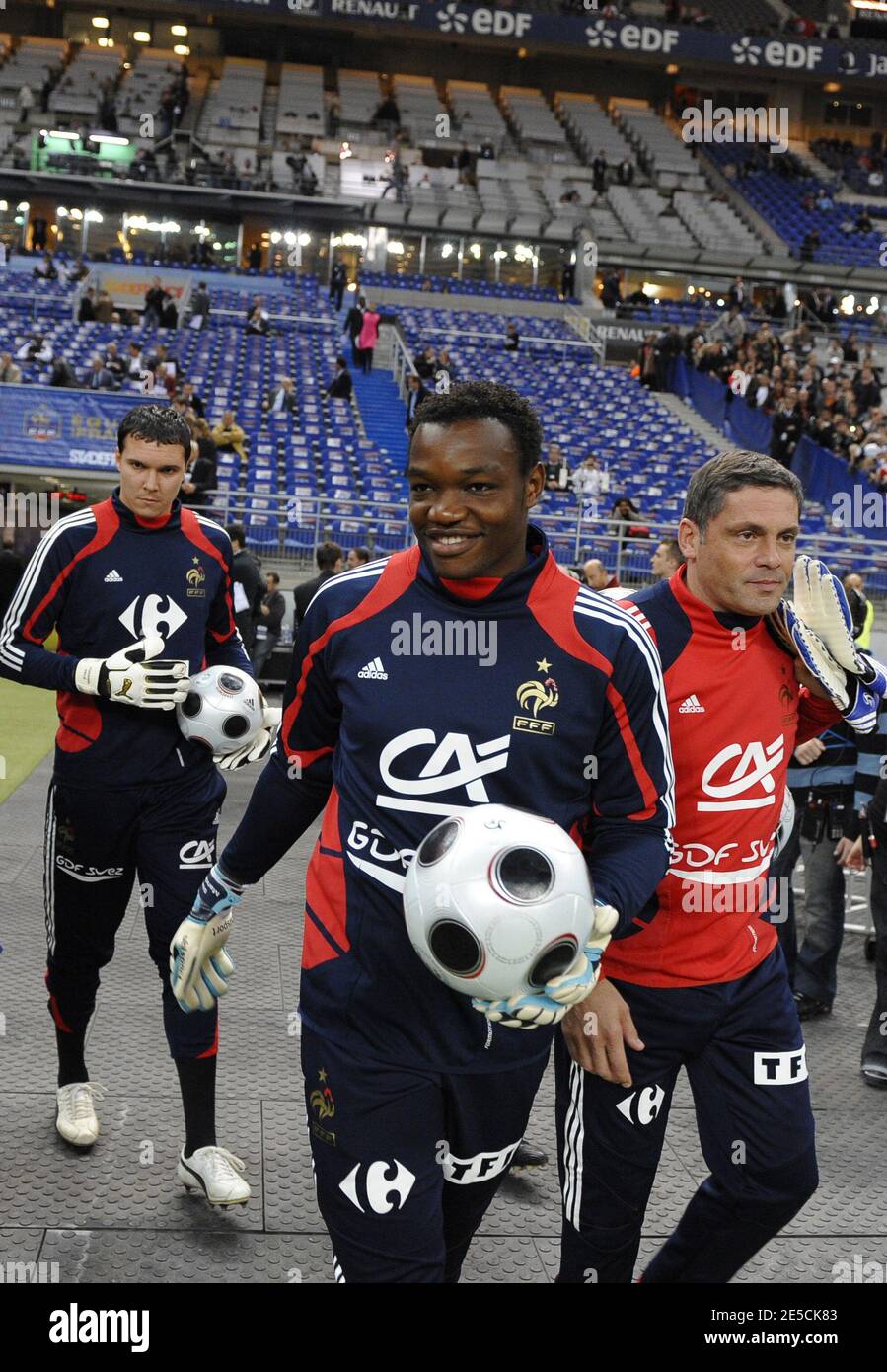 France's goalkeeper Steve Mandanda and Pele before the International ...