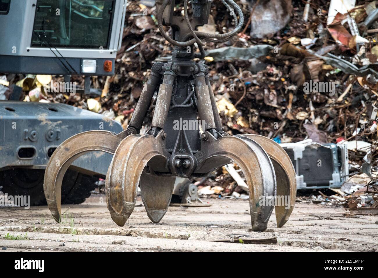 Magnet car scrap hi-res stock photography and images - Alamy