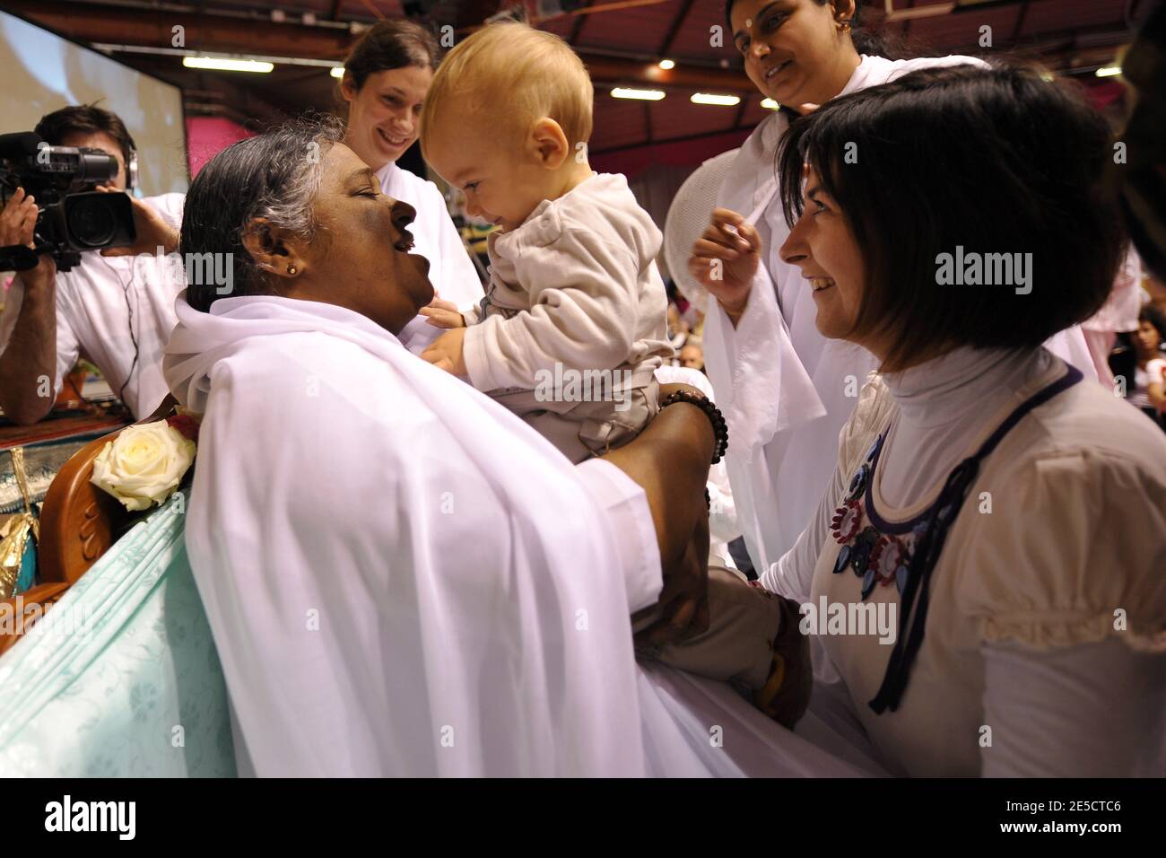 Mata amritanandamayi devi hi-res stock photography and images - Alamy