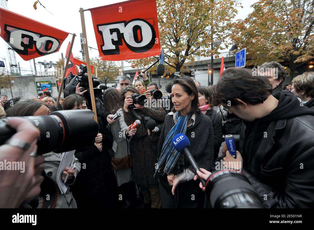 Socialist Segolene Royal supports two hundreds CAMIF's employees ...