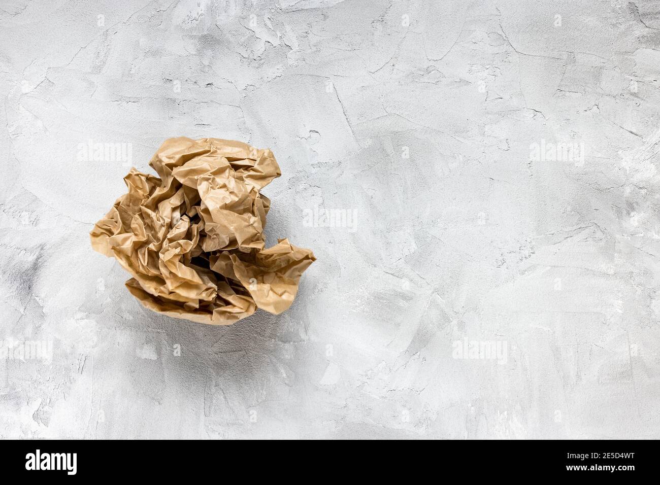 Throwing crumpled paper ball sheet hi-res stock photography and images ...