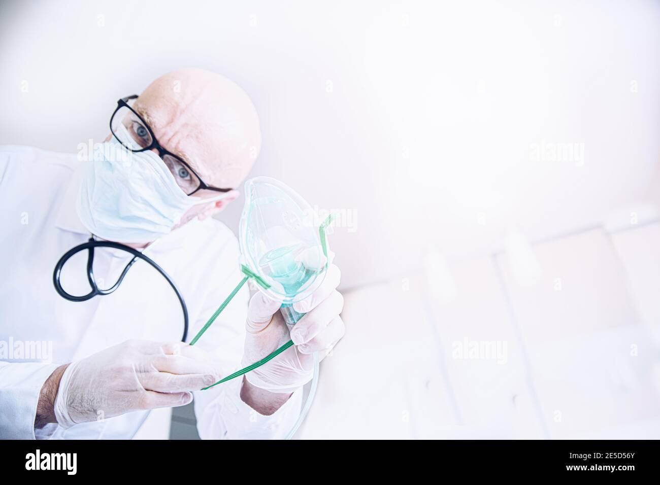 Doctor in hospital putting on oxygen mask. Breathing problems Stock ...