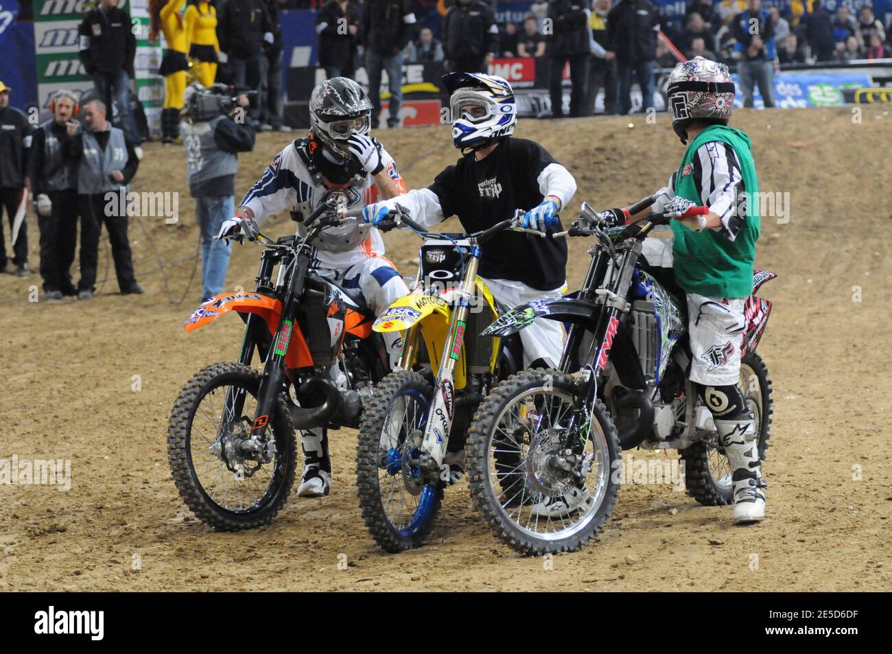 Competitors before their freestyle figure during the 26th French ...