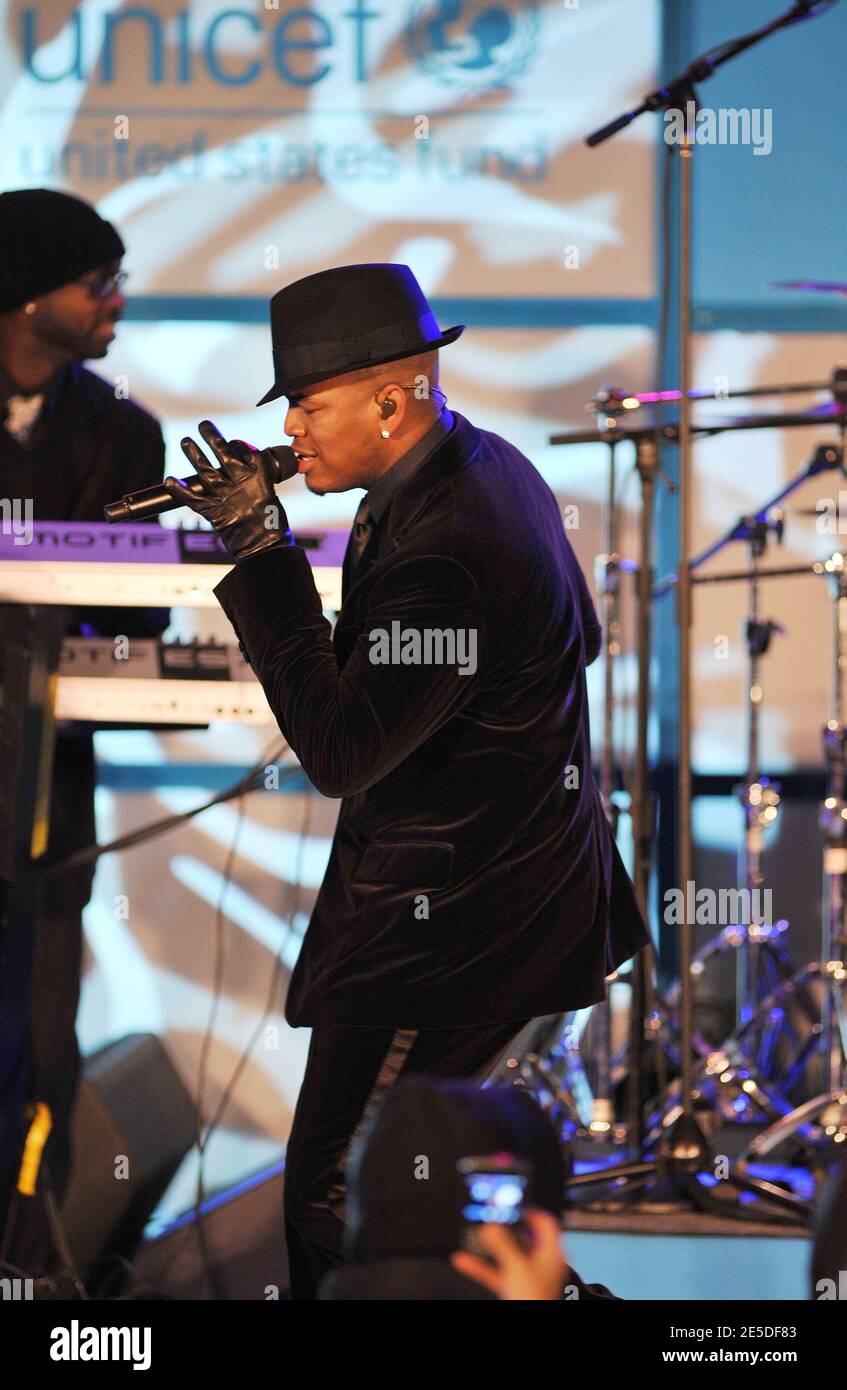 Singer Ne-Yo performs at UNICEF's 2008 Snowflake Lighting at Grand Army ...