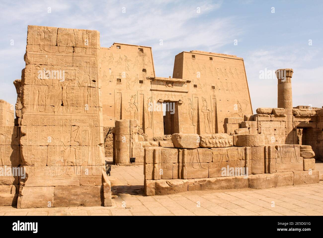 Ruins in front horus hi-res stock photography and images - Alamy
