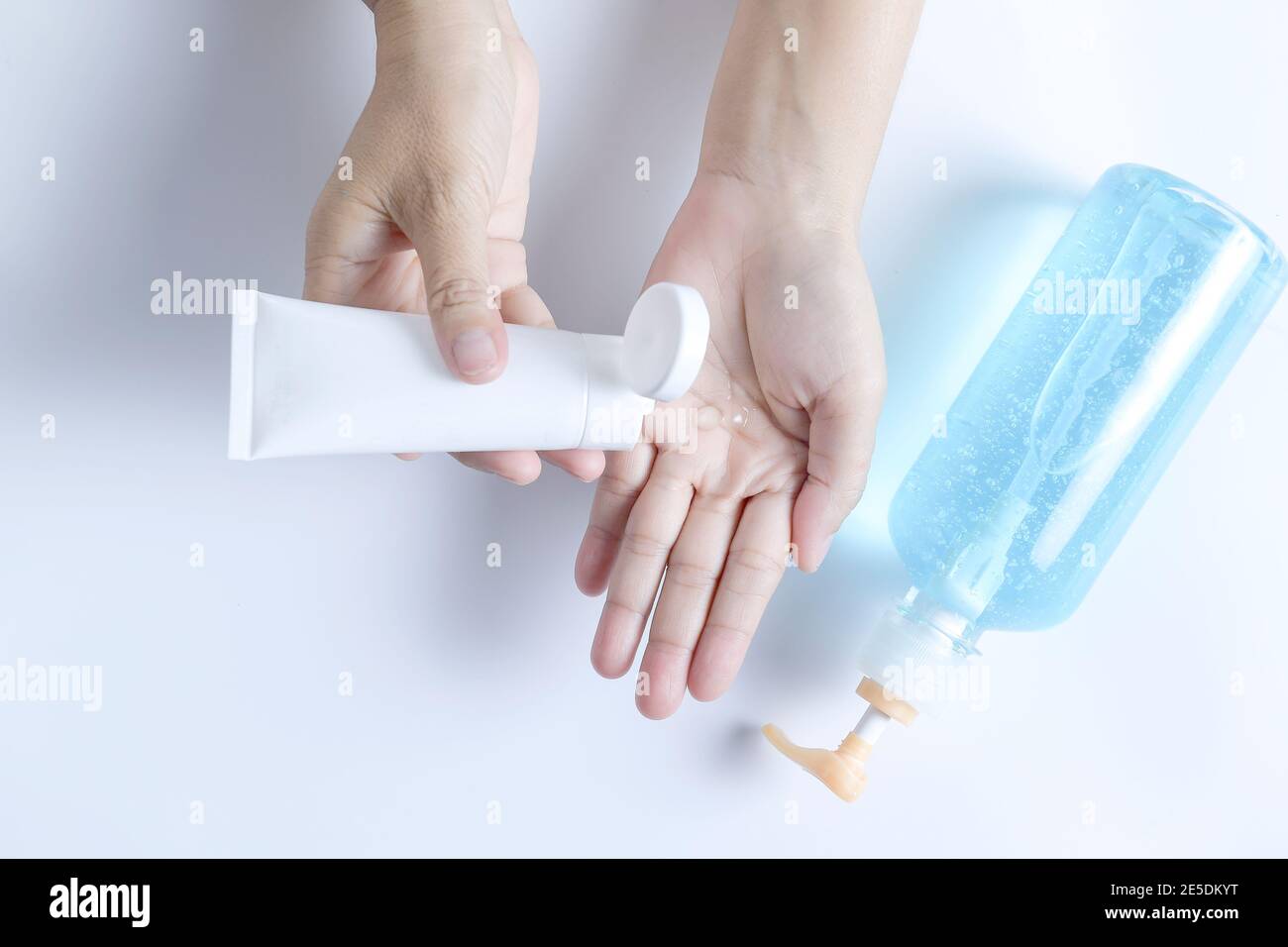 Women washing her hands with alcohol gel hand sanitiser Stock Photo - Alamy