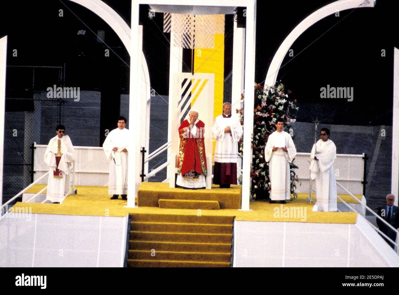 Pope John Paul II mass at Dodger Stadium 1987 Credit: Ralph Dominguez/MediaPunch Stock Photo - Alamy