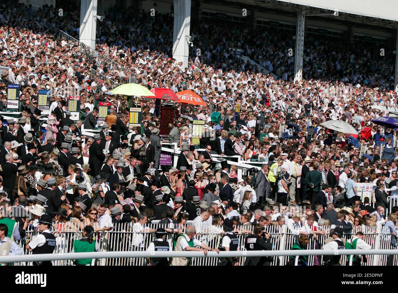 Stylish horse racing crowd at Epsom Downs in Surrey UK Stock Photo - Alamy