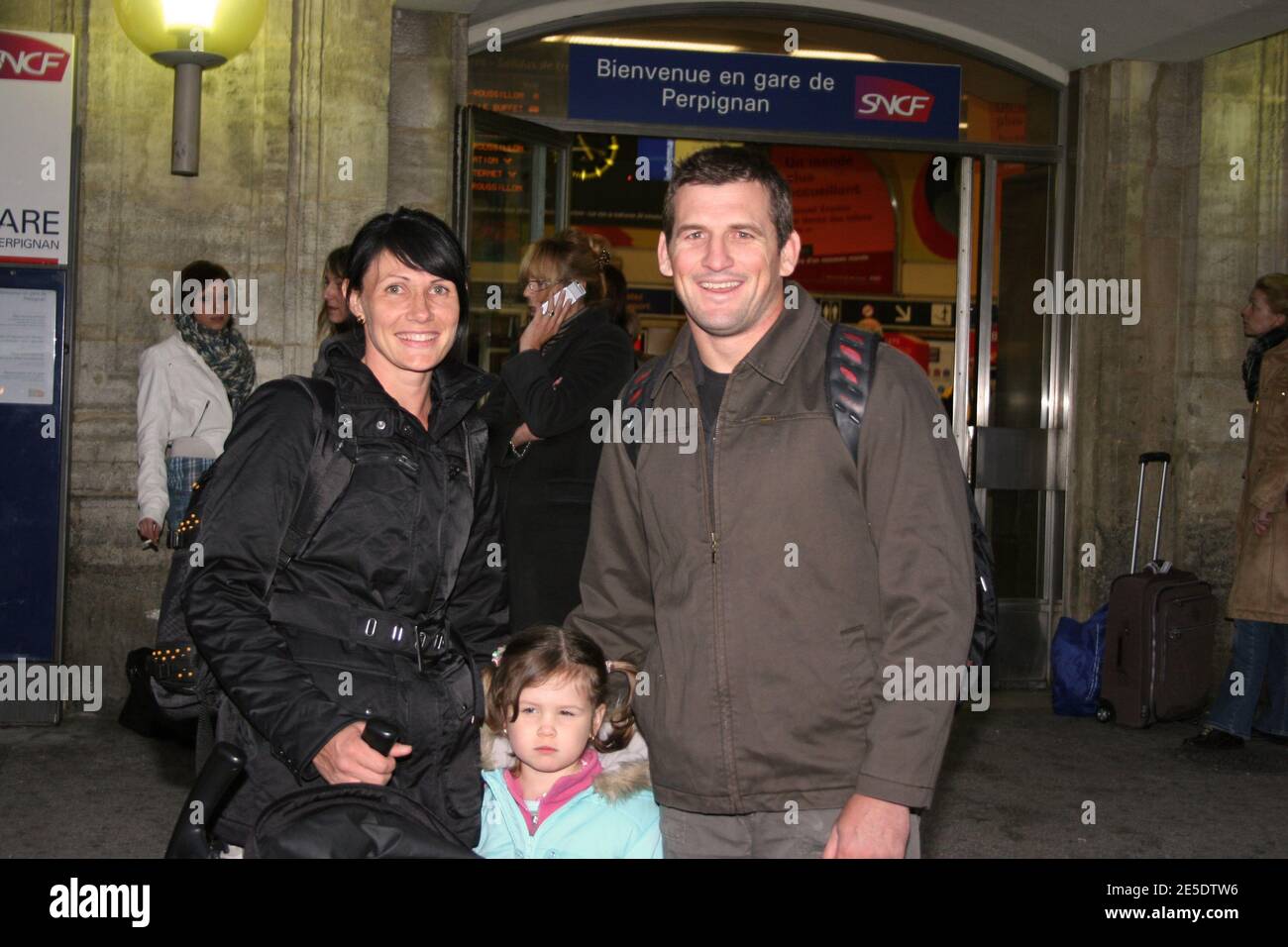 Catalan's Dragon's new player Shane Perry and his family upon arrival ...