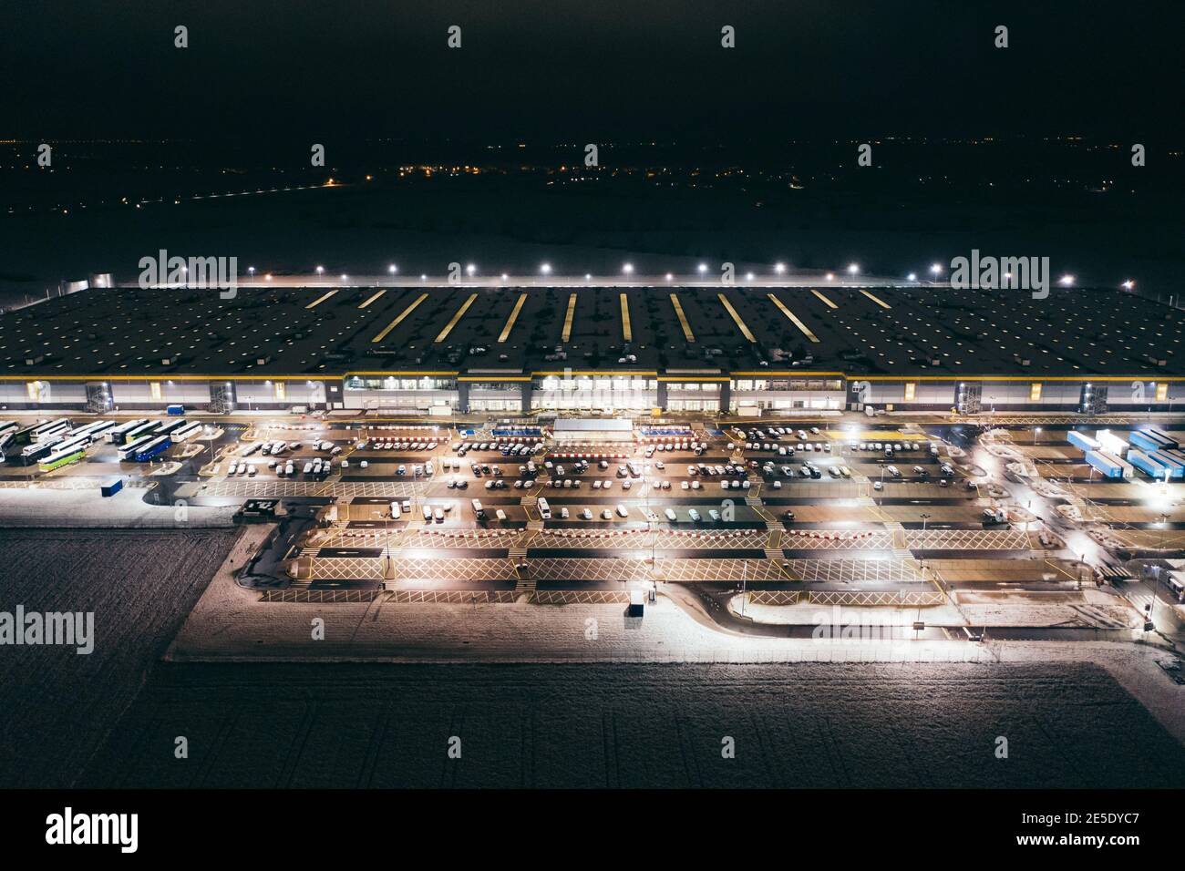 Warehouse distribution lorry night hi-res stock photography and images ...