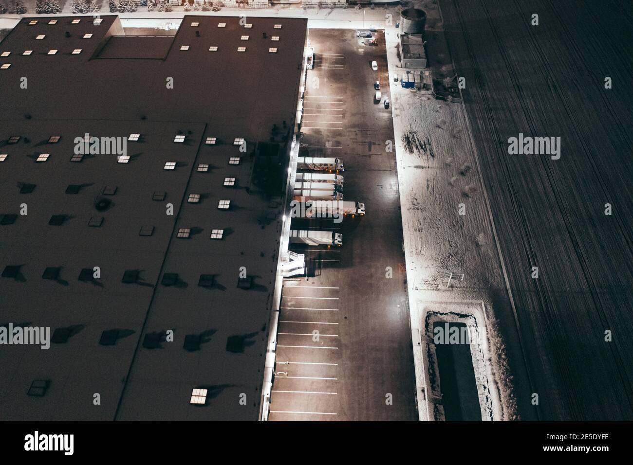 Warehouse distribution lorry night hi-res stock photography and images ...