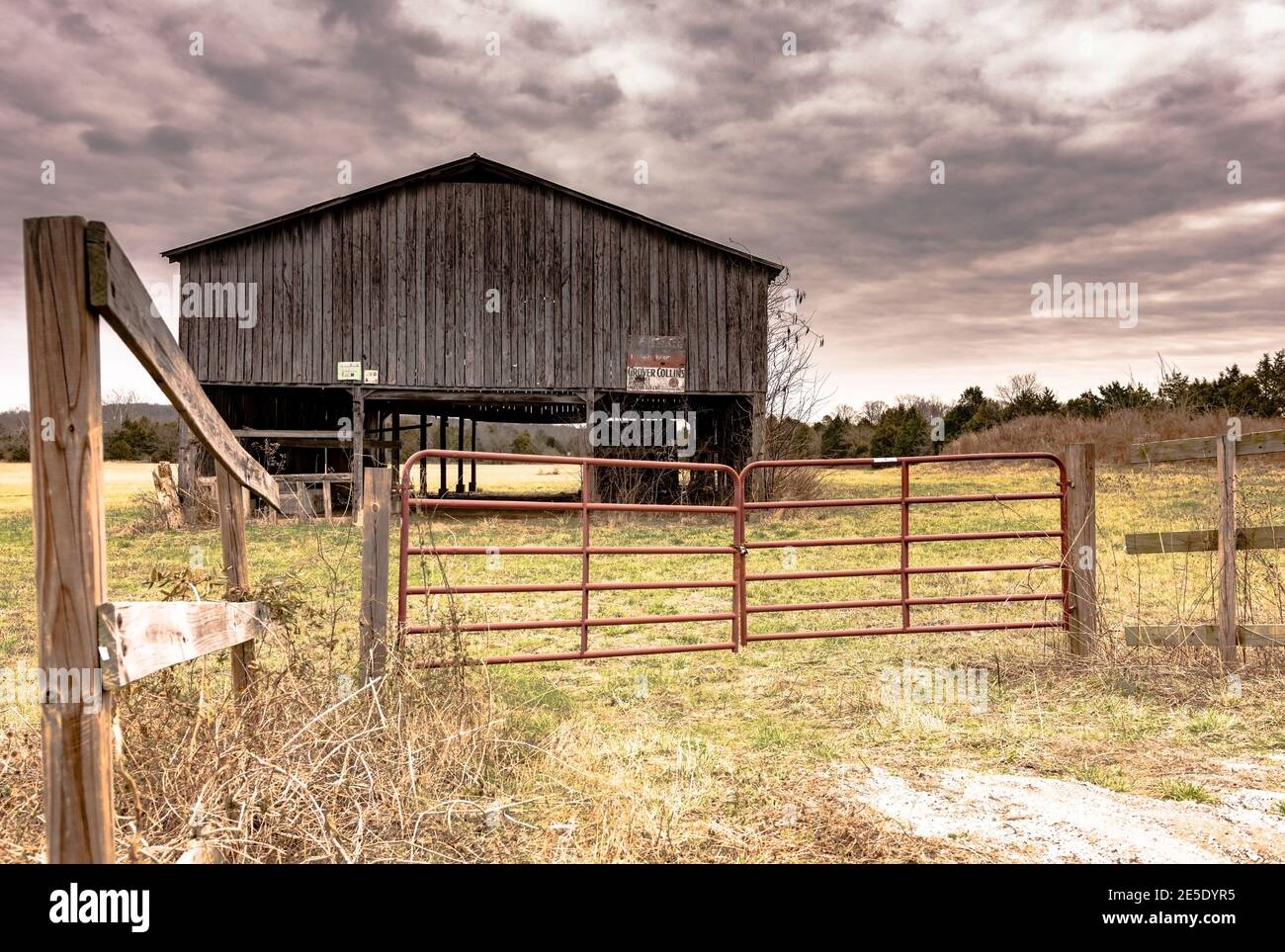 Tennessee, USA - February 3, 2017: An old weathered traditional tobacco ...
