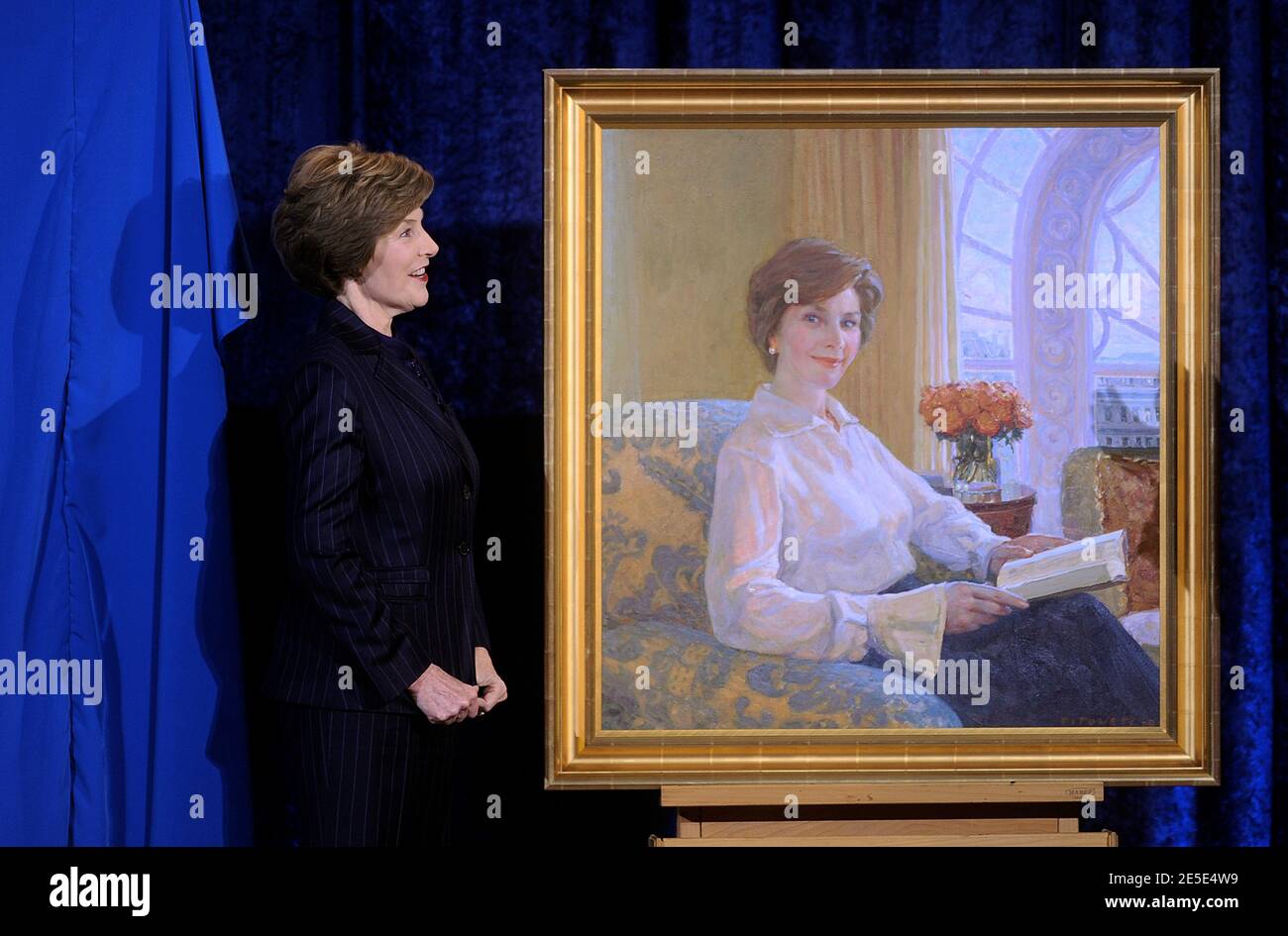 US President George W. Bush and First Lady Laura Bush unveil their ...