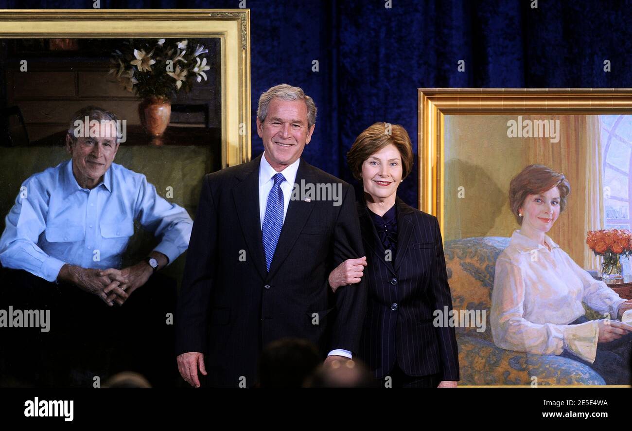 US President George W. Bush and First Lady Laura Bush unveil their ...