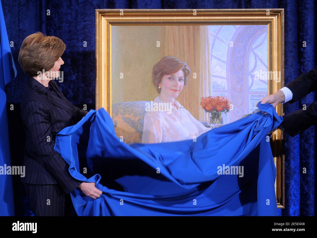 US President George W. Bush and First Lady Laura Bush unveil their ...