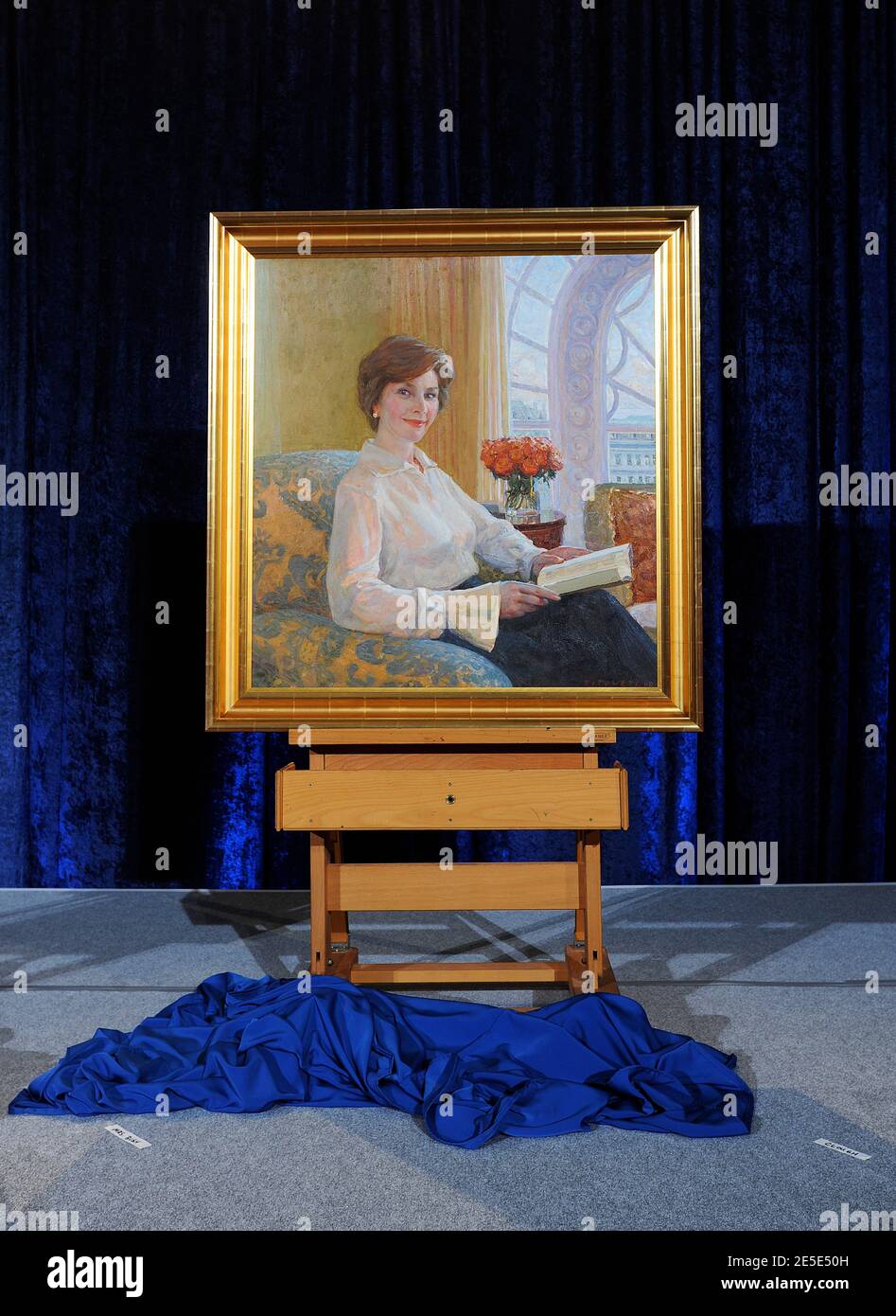 US President George W. Bush and First Lady Laura Bush unveil their ...