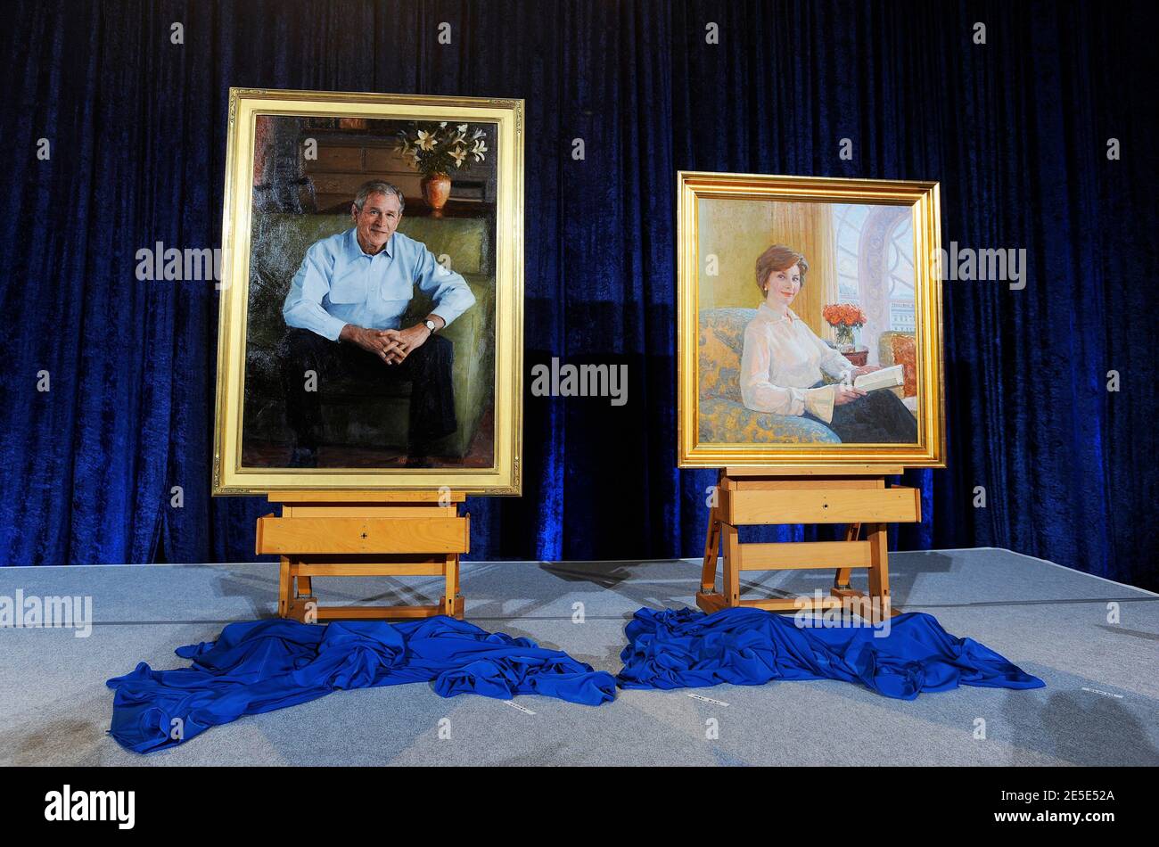 US President George W. Bush and First Lady Laura Bush unveil their ...