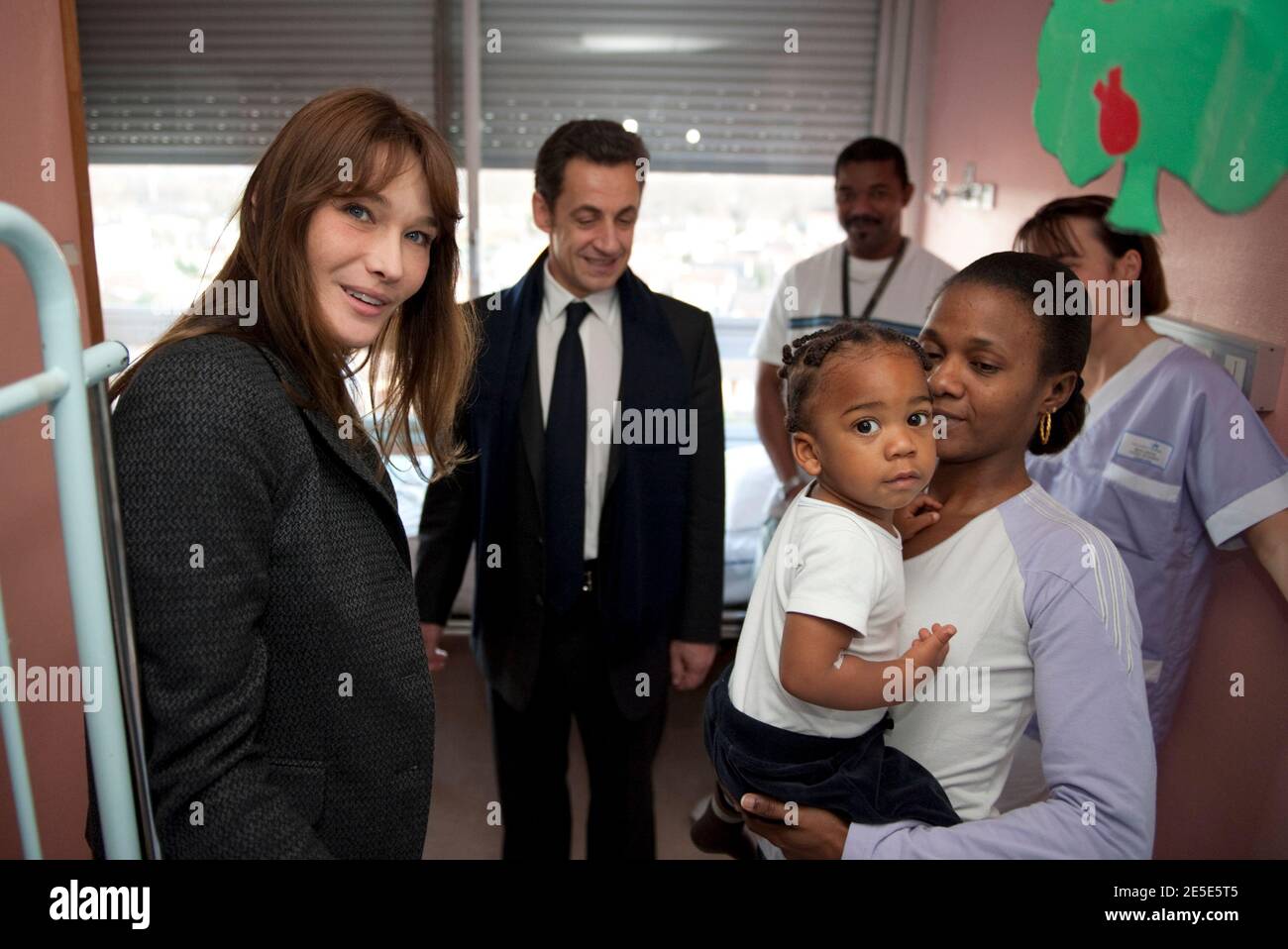 French President Nicolas Sarkozy and his wife Carla Bruni-Sarkozy speak ...