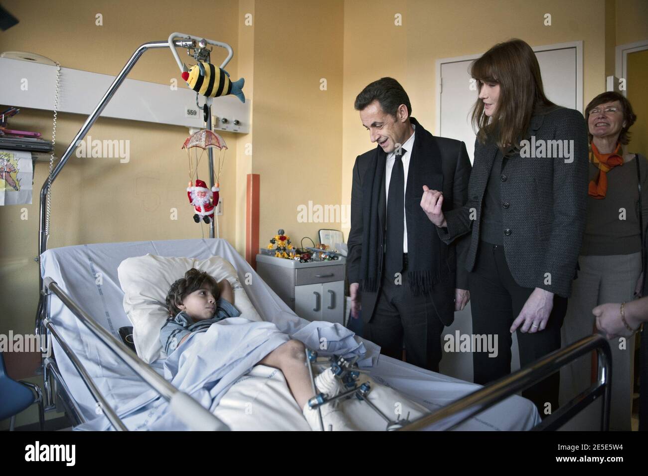 French President Nicolas Sarkozy and his wife Carla Bruni-Sarkozy speak ...