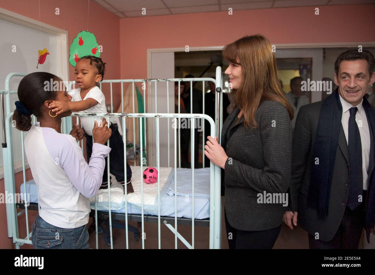 French President Nicolas Sarkozy and his wife Carla Bruni-Sarkozy speak ...
