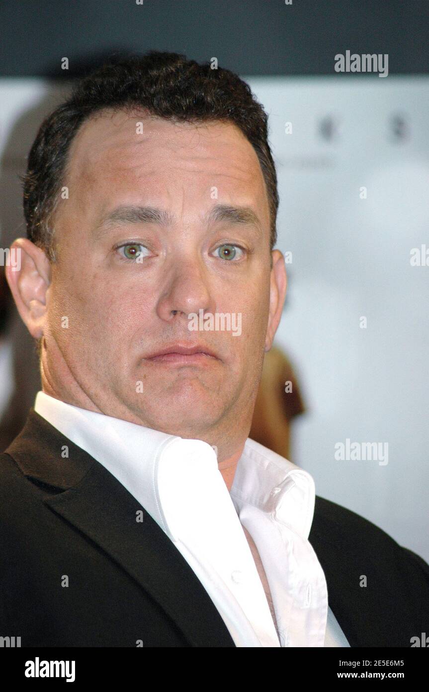 Tom hanks poses hi-res stock photography and images - Alamy