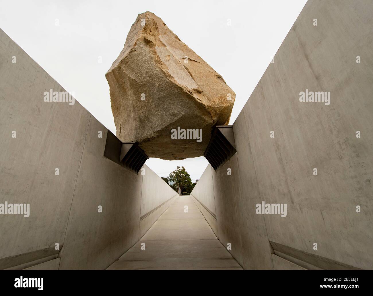340 ton boulder hi-res stock photography and images - Alamy