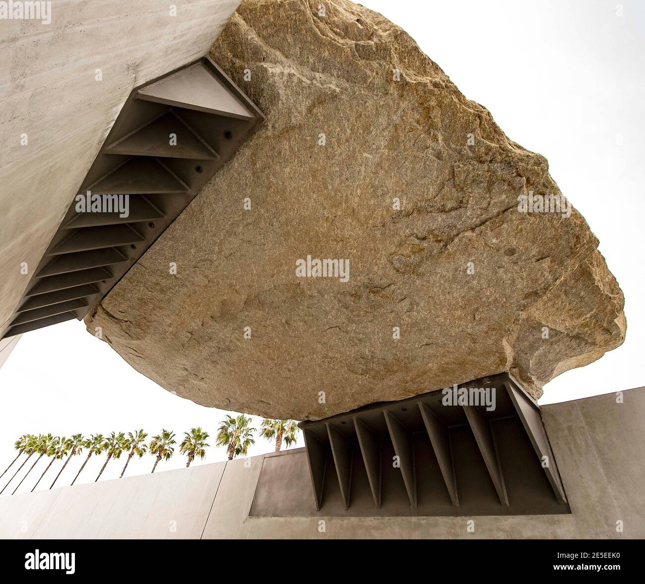 340 ton boulder hi-res stock photography and images - Alamy