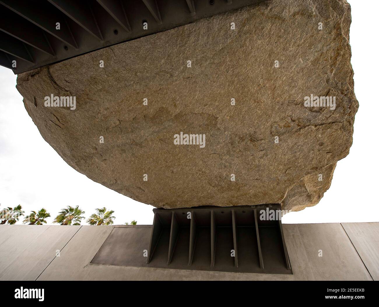 340 ton boulder hi-res stock photography and images - Alamy