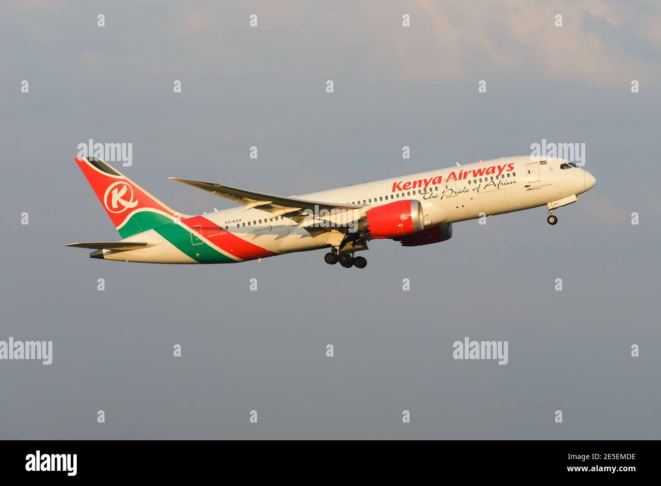 Boeing 787 departing hi-res stock photography and images - Alamy