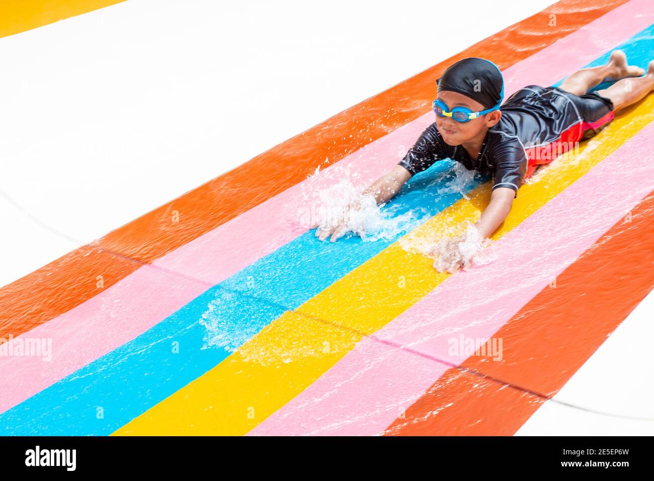 Kids splashing water hi-res stock photography and images - Alamy