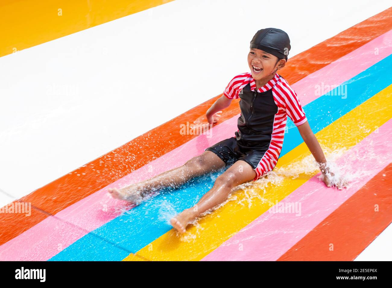Kids splashing water hi-res stock photography and images - Alamy