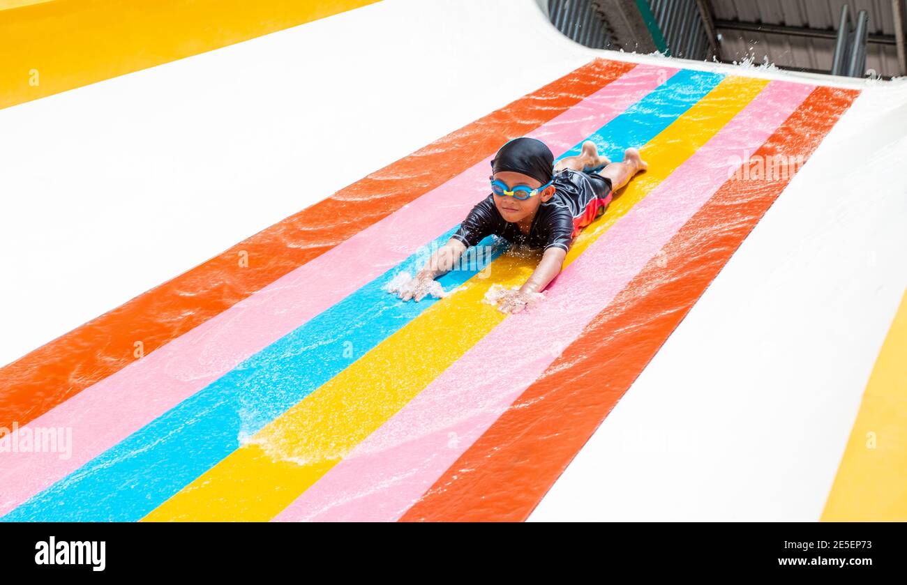 Kids splashing water hi-res stock photography and images - Alamy