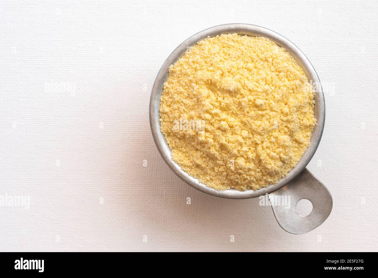 Measuring cup flour hi-res stock photography and images - Alamy