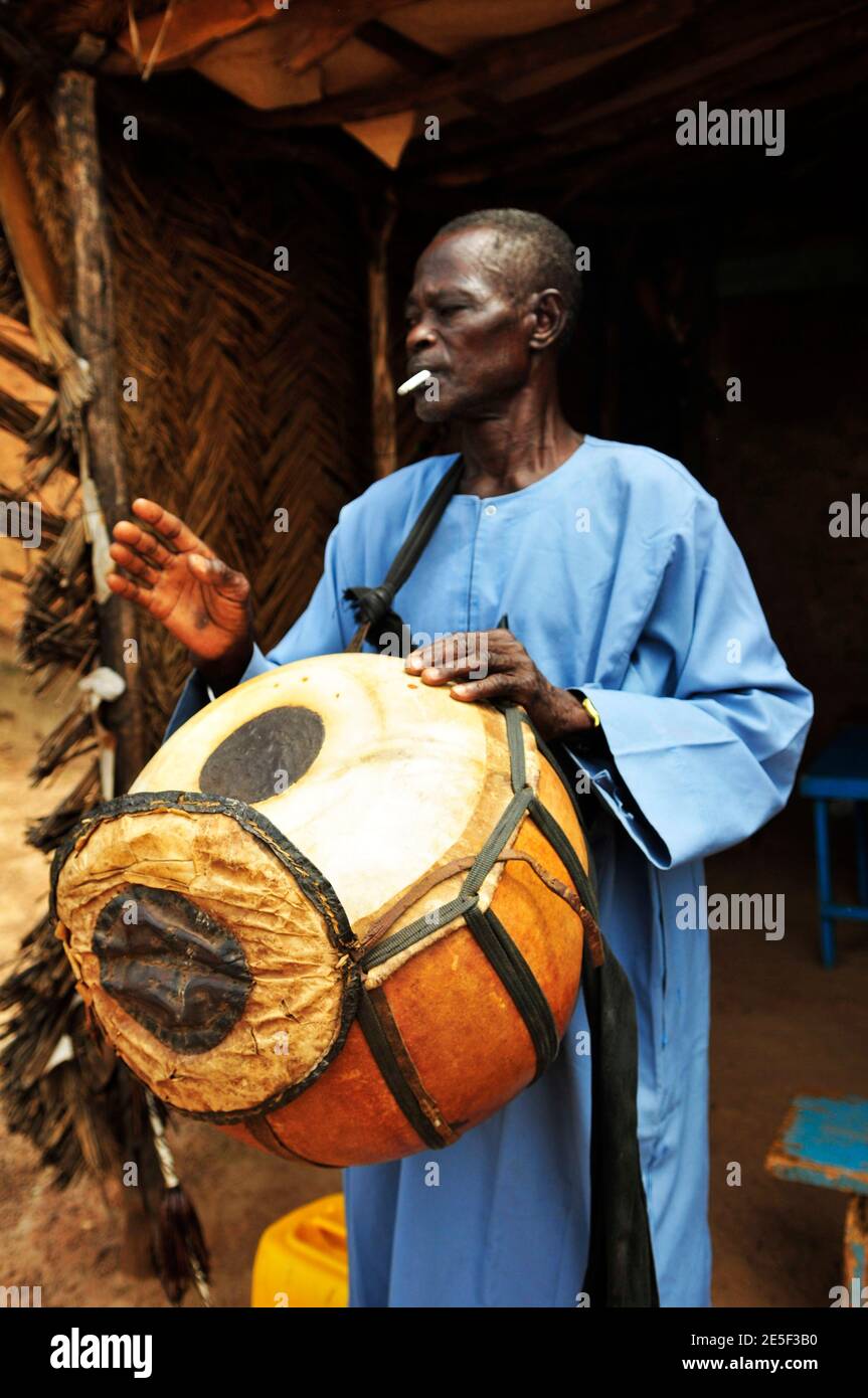 African gourd instrument hi-res stock photography and images - Alamy